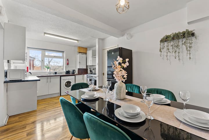 The Bristol Grand Retreat | Games Room + Garden - Bristol