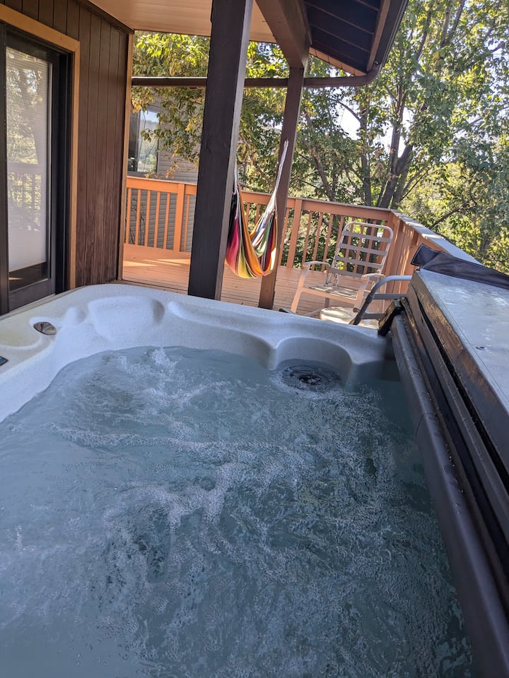 Urban Farm Getaway + Pond + Hot Tub - Prescott National Forest, Prescott