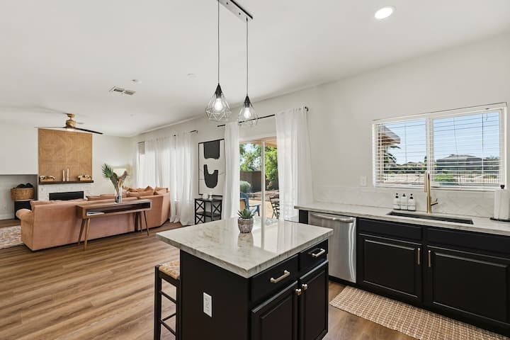 Spacious Serenity House! Pickleball* Pools* Grill - Queen Creek, AZ
