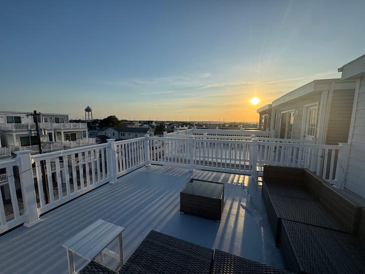 5min Walk To The Beach | 5 Bdrm | 4 Bth| 2 Lvngrm - Seaside Heights, NJ