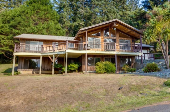 Tree-lined Gold Beach Retreat - Gold Beach, OR