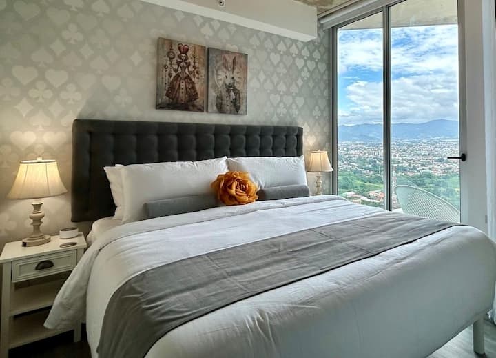 Whimsical 27th Floor Apart, King Bed, Ac, Parking - San José, Costa Rica