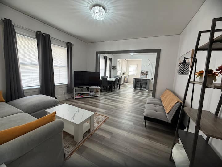 Updated Pet Friendly Home W/ Large Fenced Yard - 林肯