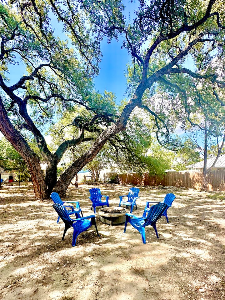 Pet Friendly Adorable Lake House - Canyon Lake, TX