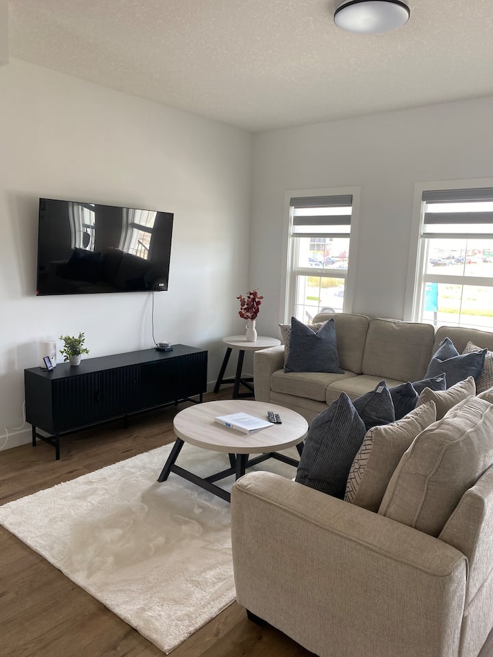 Luxury 3 Bdrm 3bed 2.5 Bath Townhome  Chestermere - 체스터미어