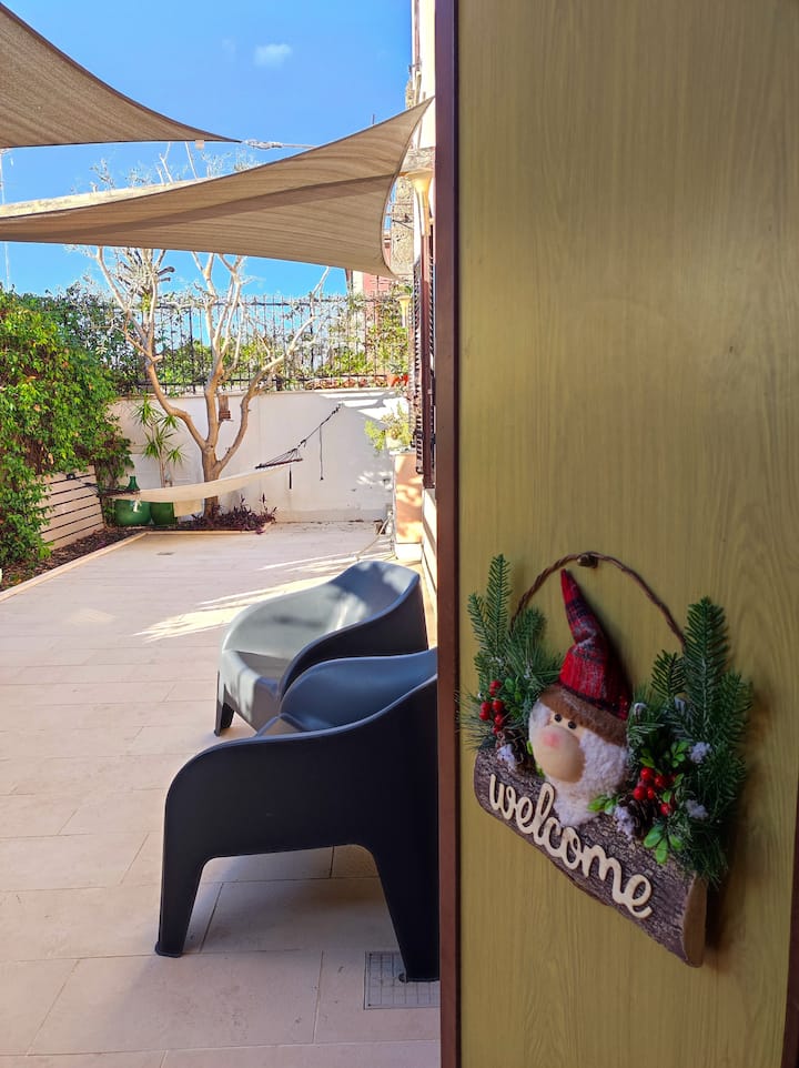 Family-friendly House + Private Patio Near Metro - Ciampino