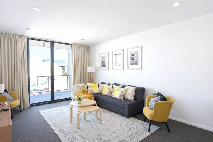 Spacious City-view Braddon 2br: Pool & Parking - University of Canberra