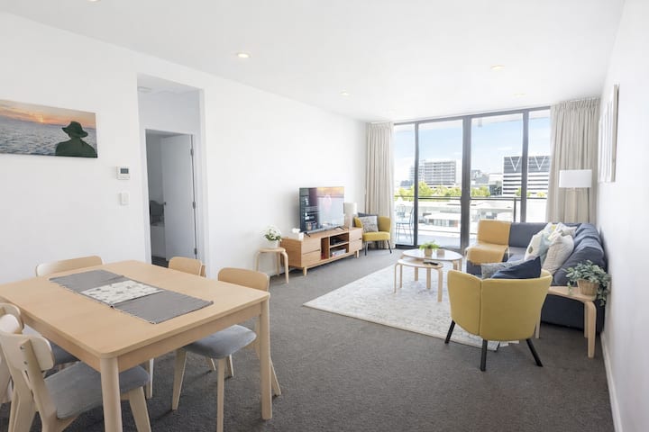 Spacious City-view Braddon 2br: Pool & Parking - Canberra
