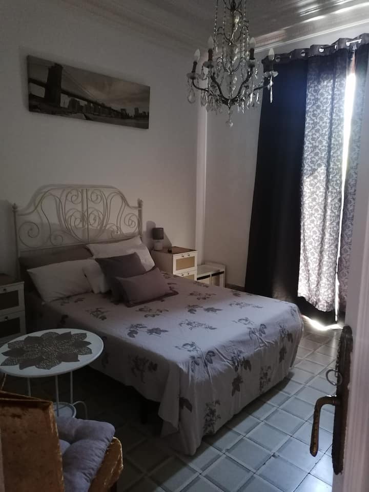 Habitación Con Balcón Amplia Y Soleada. - Barcelona