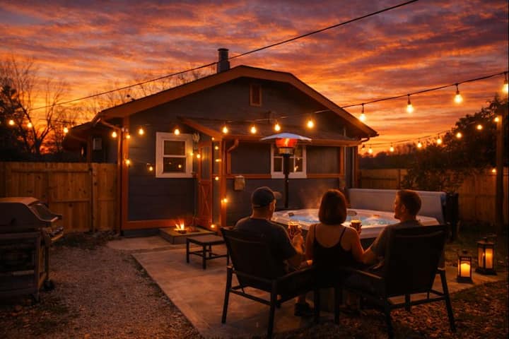 Broad Ripple Boho Home | Hot Tub & Firepit+ Ev - Broad Ripple, IN
