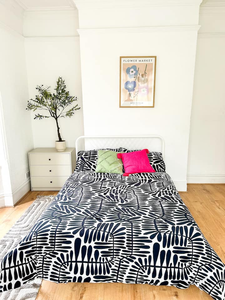 Sleek Bright Double Bedroom For Your Comfy Stay - Leicester