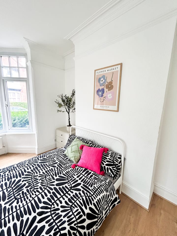 Sleek Bright Double Bedroom For Your Comfy Stay - Leicester