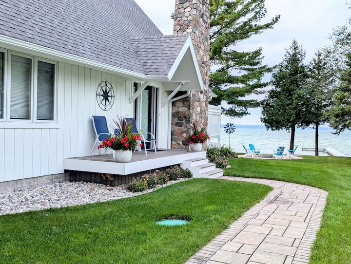Needle Pointe Luxe Adventures- Sleeps 10 - Mullett Lake, MI