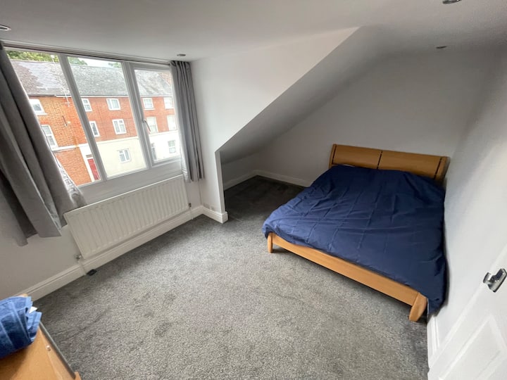 Flat In Town Centre - Reading