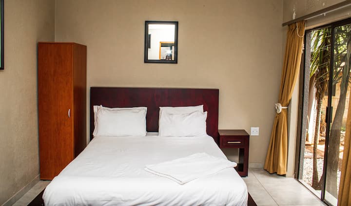 Value For Money, Queen Bed, Clean, Safe& Pool. No3 - Germiston