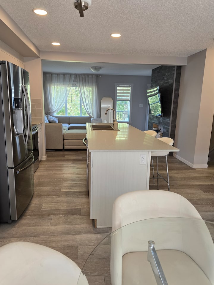 Entire Home: 2 Master Bedrooms - Saint Albert