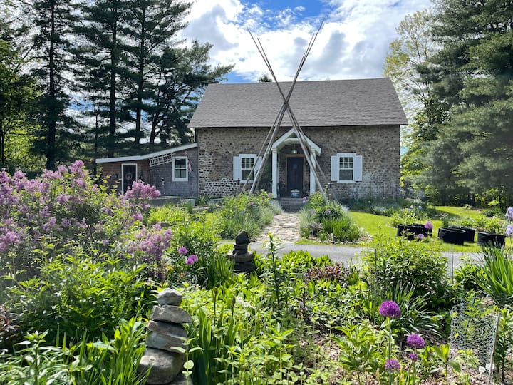 1830's Cobblestone Cottage - Saratoga Springs, NY