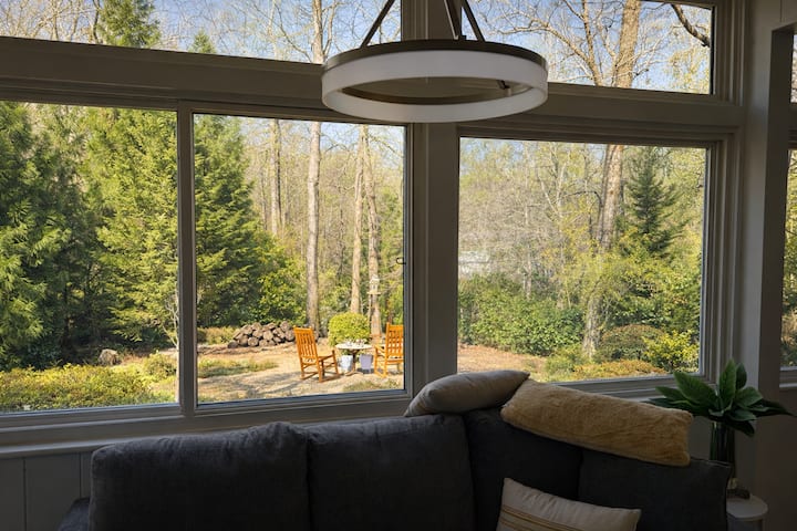 Hot Tub • Walk To Downtown Tryon • Cozy Retreat - Tryon, NC