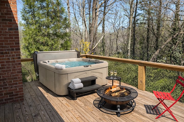 Hot Tub • Walk To Downtown Tryon • Cozy Retreat - Tryon, NC