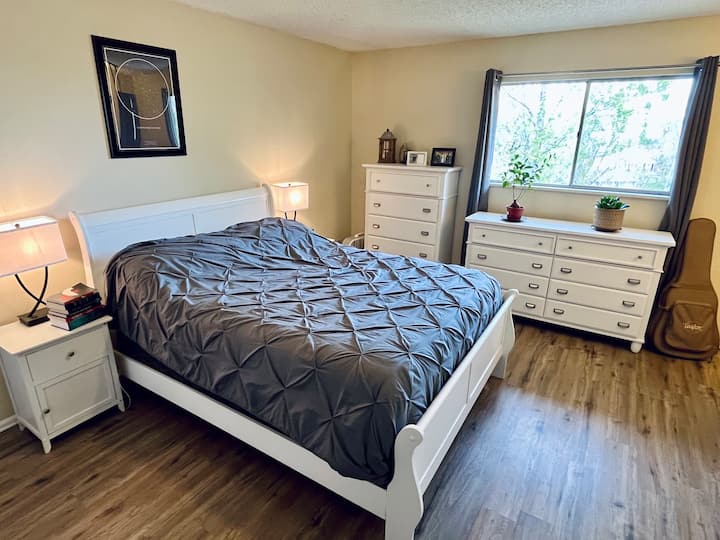 Master Bedroom, Attached Bath, Cheerful Home! - Colorado Springs, CO