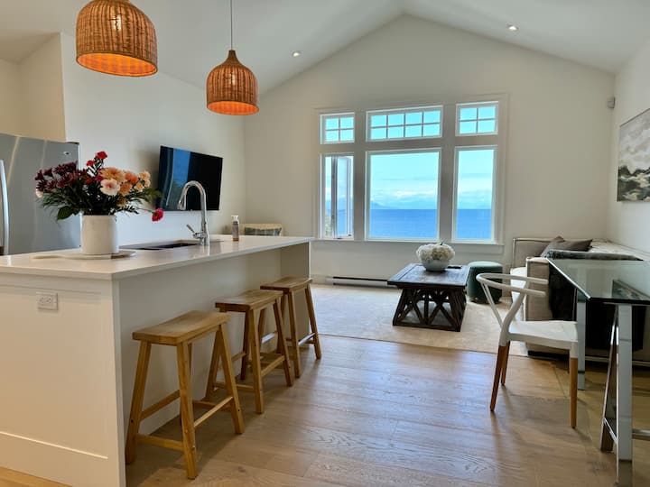 Spectacular Waterfront 1br Suite - Nanaimo