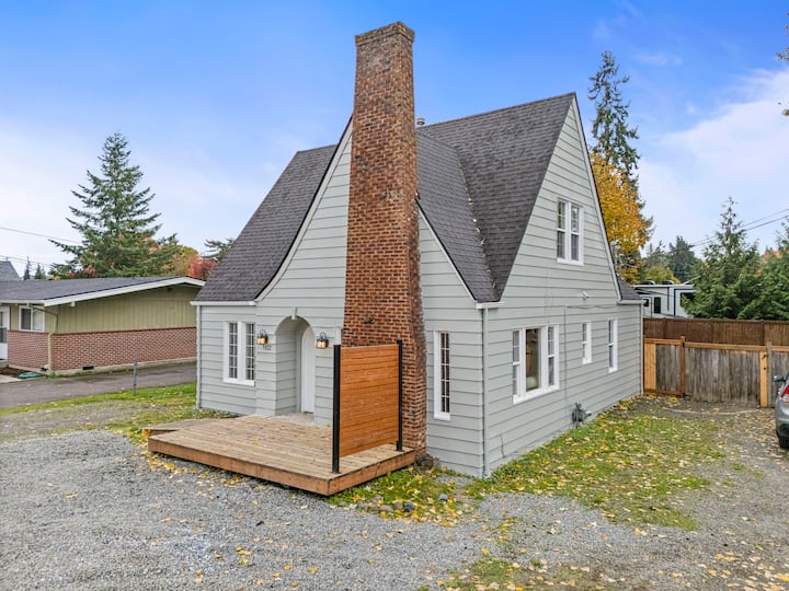 Newly Remodeled! Charming Family Cottage - Puyallup, WA