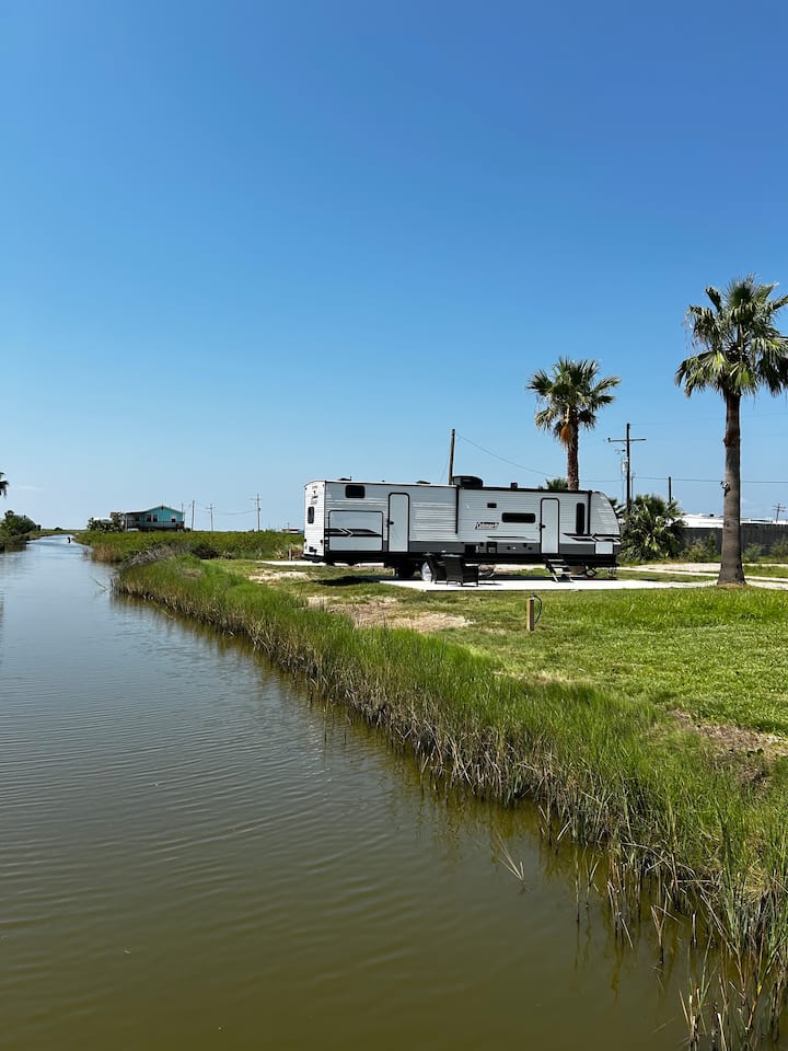 Huge Rv W/ 4 Bed Bunkhouse Close To The Beach! - Crystal Beach, TX