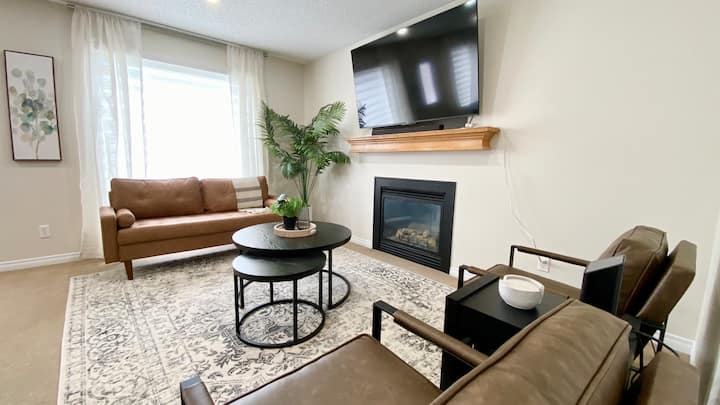 Spacious, Bright, Clean Executive Home, Sleeps 8 - Airdrie