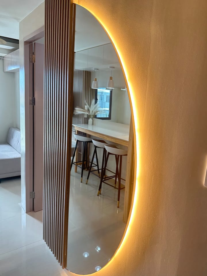 Condo W Balcony, Pool View, Fiberwifi |Near Smcity - Iloilo City