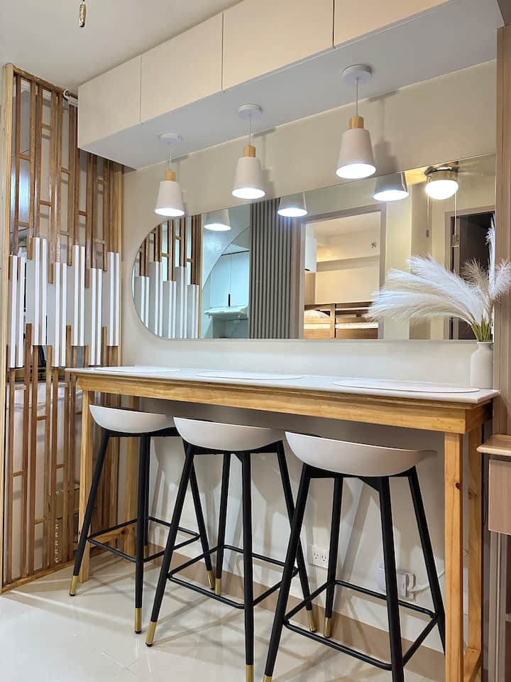 2br Near Smcitymall W Balcony, Pool View,fiberwifi - Iloilo City