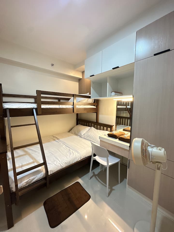 Condo W Balcony, Pool View, Fiberwifi |Near Smcity - Iloilo City