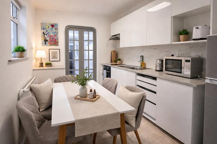 10. 2 Bed Right Band In The Centre - Oranmore