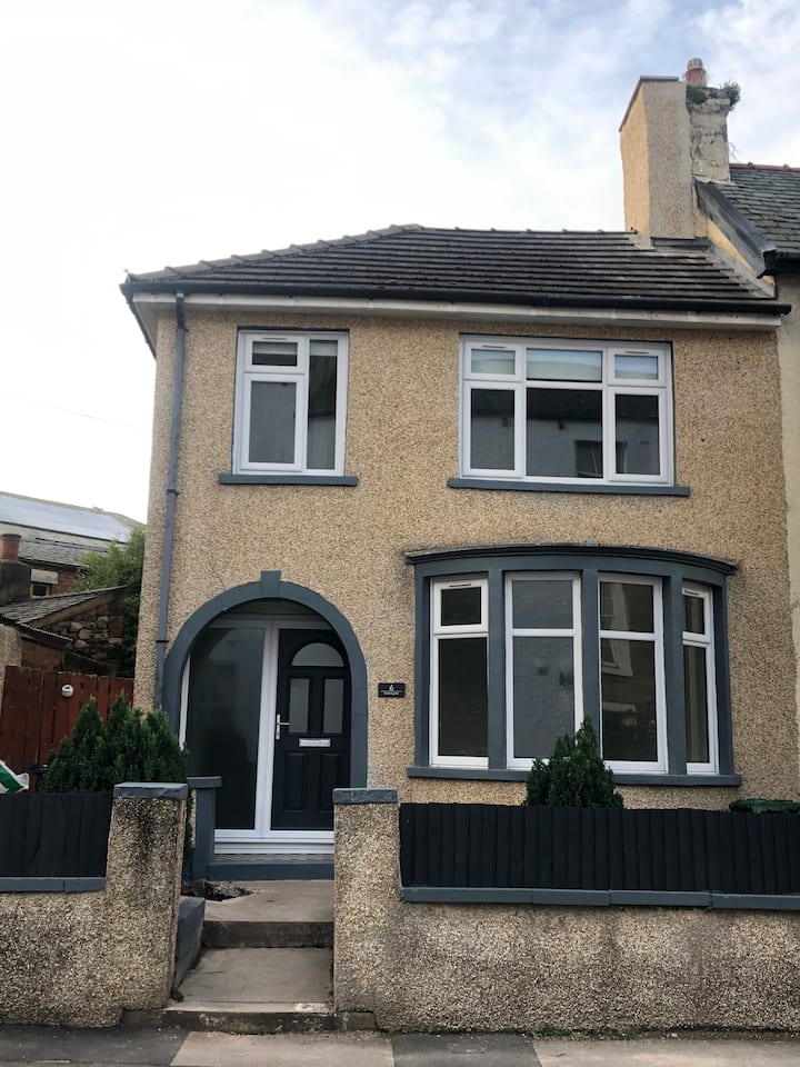 Modern And Comfortable Stay In Morecambe - University of Cumbria in Lancaster