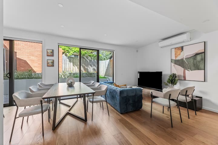 Mount Waverley Elegant 4 Bedroom  Holiday House - Mitcham
