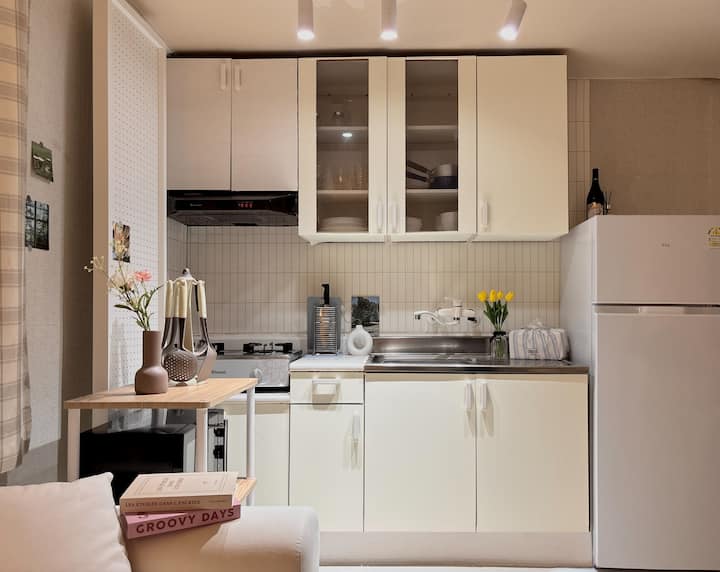 [합법숙소] 강남대로/학동역/신논현역/퀸침대3개, 8인,넓고 깨끗한, 대형식탁, 스마트Tv - Seoul