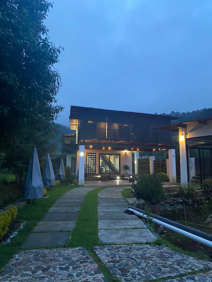 Casa En Renta A Min Del Centro De Valle De Bravo - Valle de Bravo