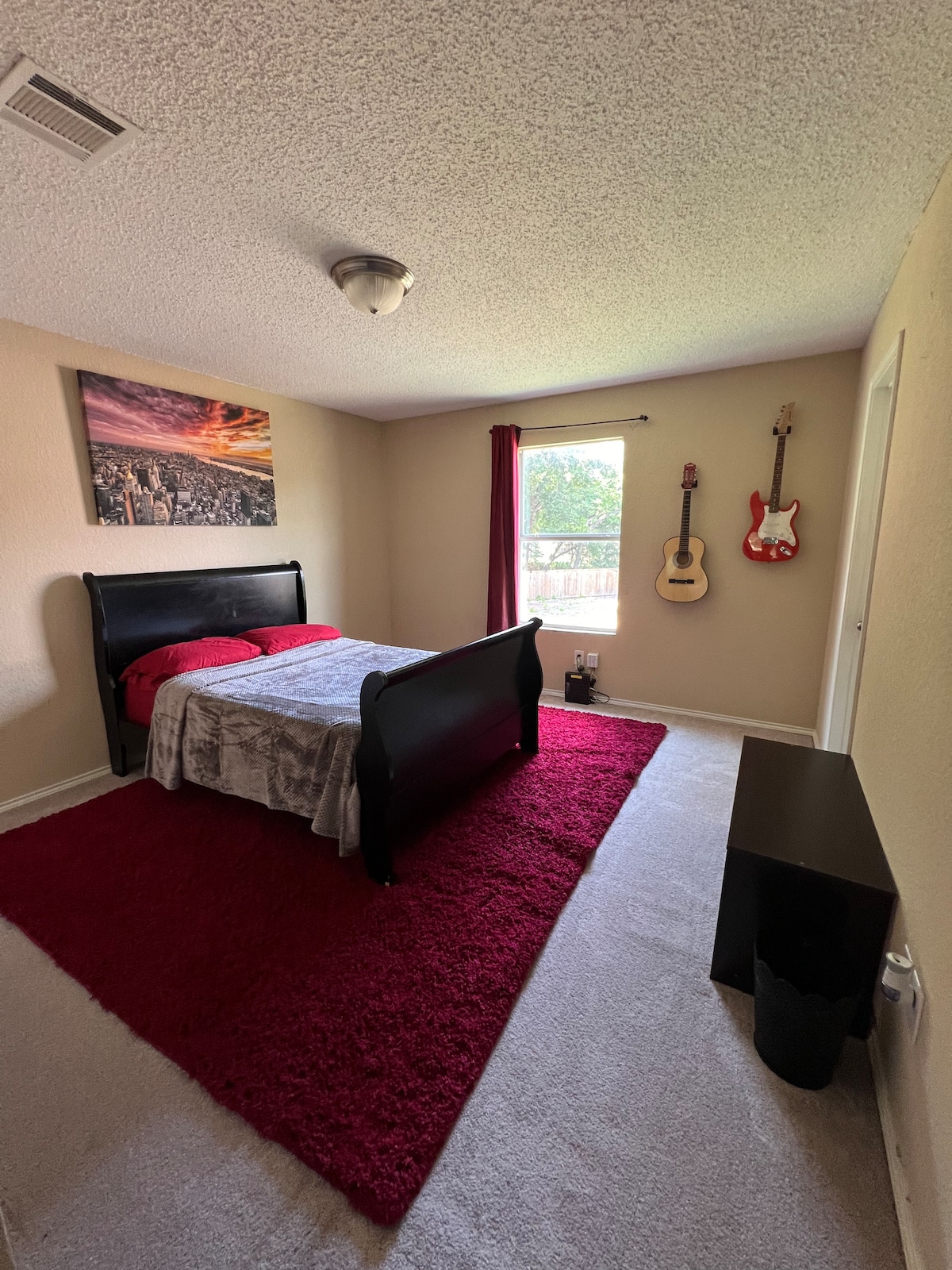 Cozy Red Room 15 min from downtown Dallas - Houses for Rent in Dallas ...