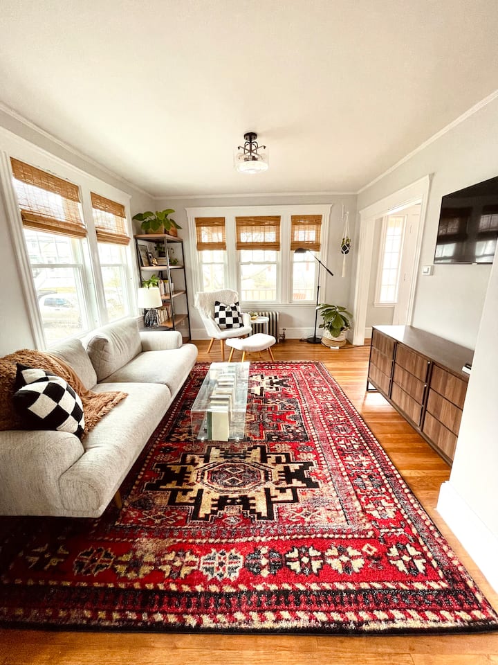 Cozy, Stylish Home Close To Downtown Salem - Middleton, MA