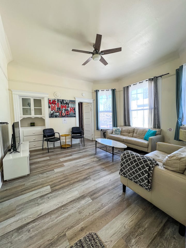 Newly Remodeled Loft Free Parking 3br Downtown - Sacramento, CA