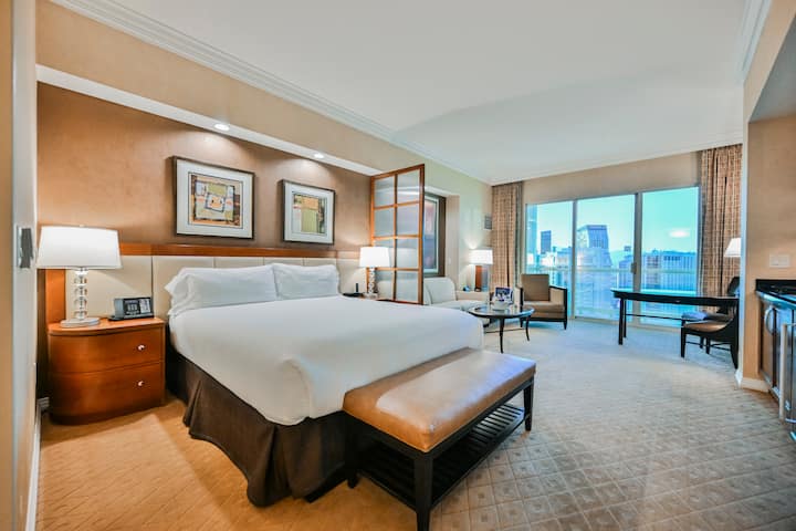 33rd Fl Ph W/ Partial F1 Track View Balcony - Las Vegas