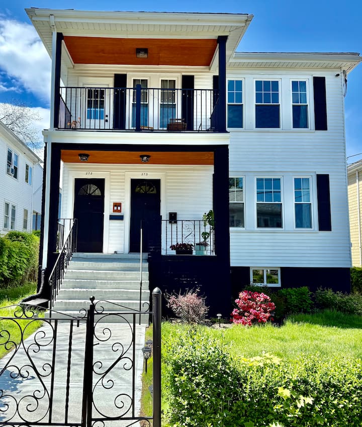 New Modern 2bd Condo: Free Parking/near Train - Brookline, MA