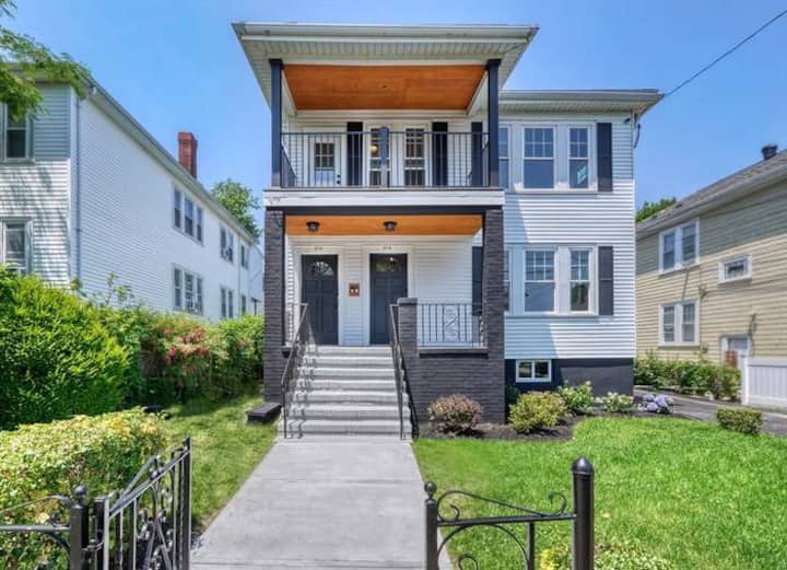 Newly Renovated 2bd Apt: Free Parking/near Train - Boston, MA