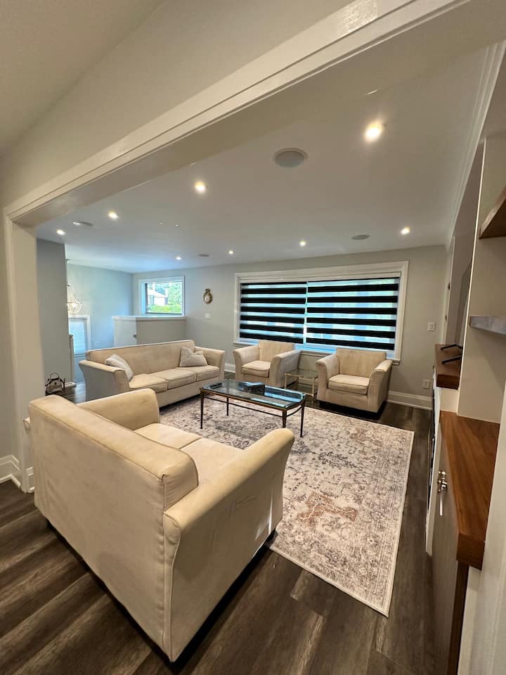 Renovat And Cozy Back-split Home - Richmond Hill, ON