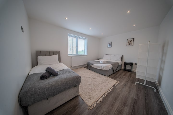 Sleeps 6 | Free Parking | Fast Wi-fi | Contractors - ブレントウッド