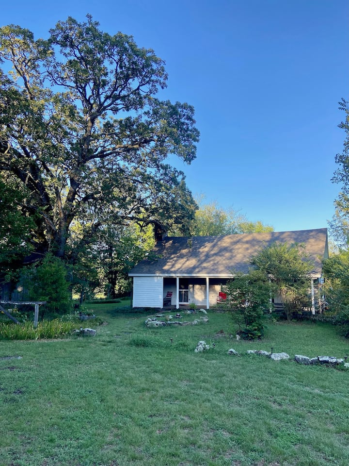 Peaceful Escape - Arkie Red Cabin - Fayetteville, AR