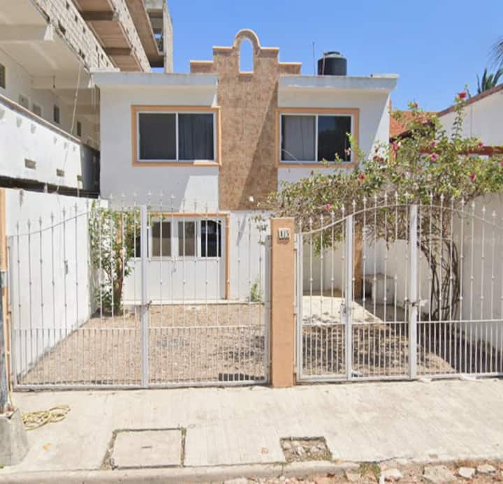 "Amplia Casa, Para Convivir." - Los Ayala