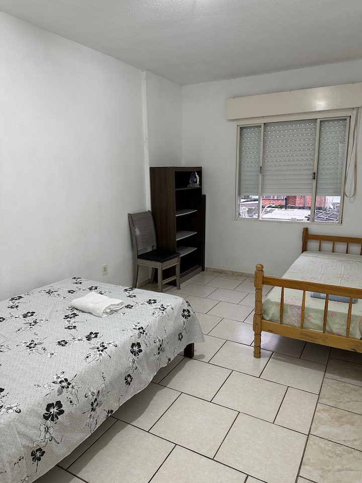 Apto Espaçoso, Limpíssimo, Rua Tranquila C/estac - Porto Alegre