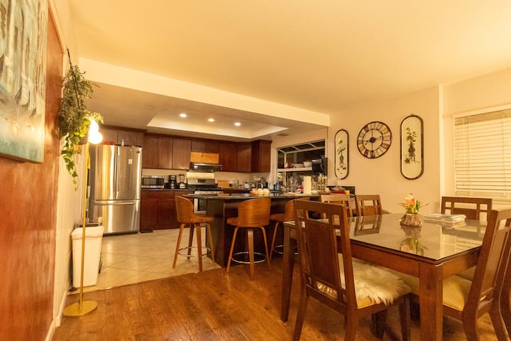 Nice Room With Private Bathroom - Pomona, CA