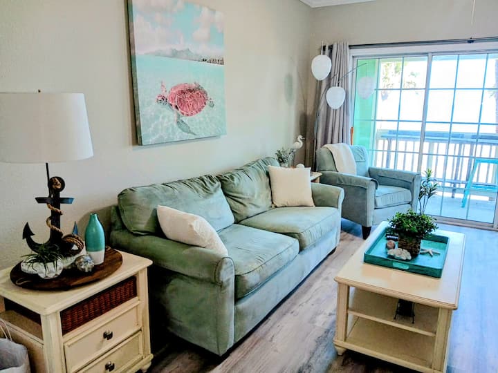 Charming Beachfront Condo In Galveston - Galveston, TX