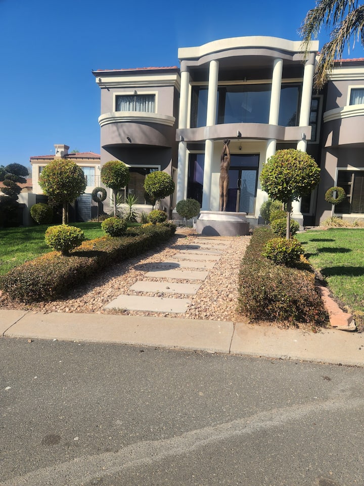 Modern 3 Bed House With A Shoe Closet - Centurion